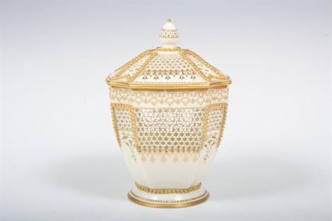 Good quality early twentieth century Royal Worcester George Owen pot ...