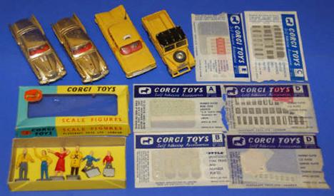 Corgi Toys 1502 Spectators For Corgi Kits set in original box. Together ...
