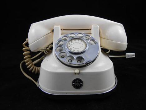 An FTTR vintage telephone in cream